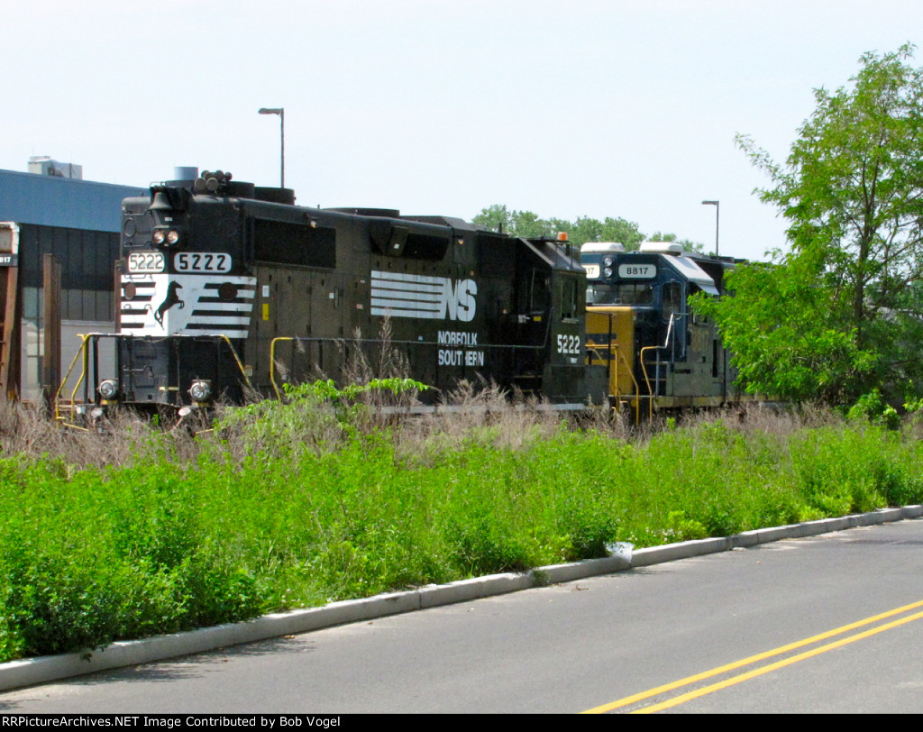 NS 5222 and CSX 8817